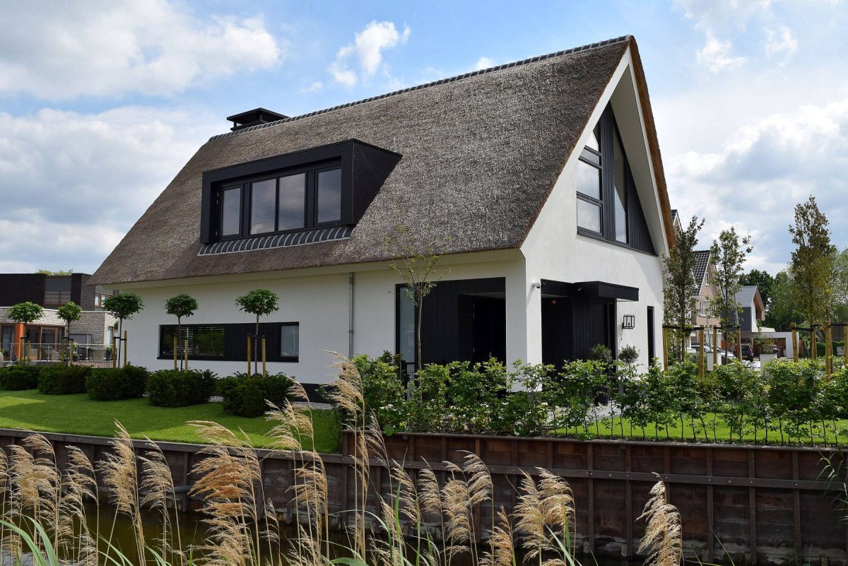 Ruime landelijk moderne villa met zwembad in Bergschenhoek - Houweling ...