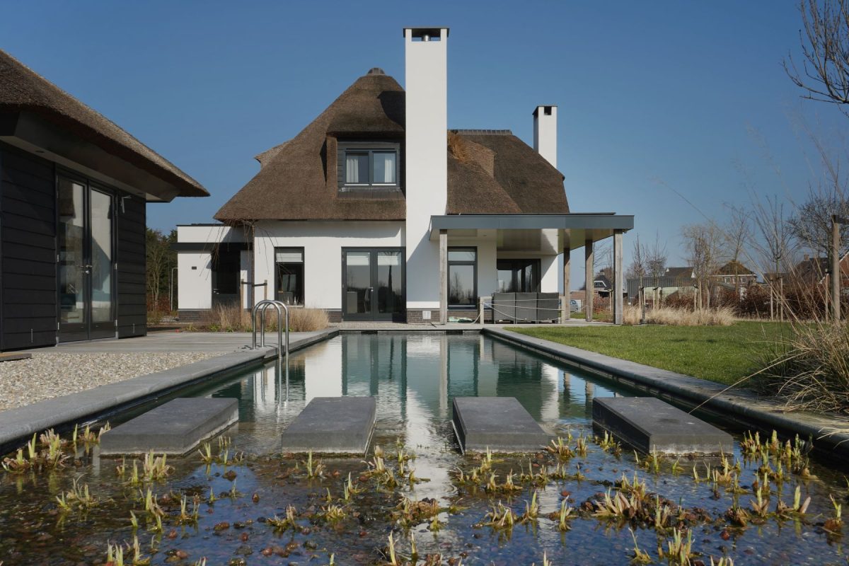 Rietgedekte villa aan de Groenzoom in Berkel en Rodenrijs - Houweling Architecten
